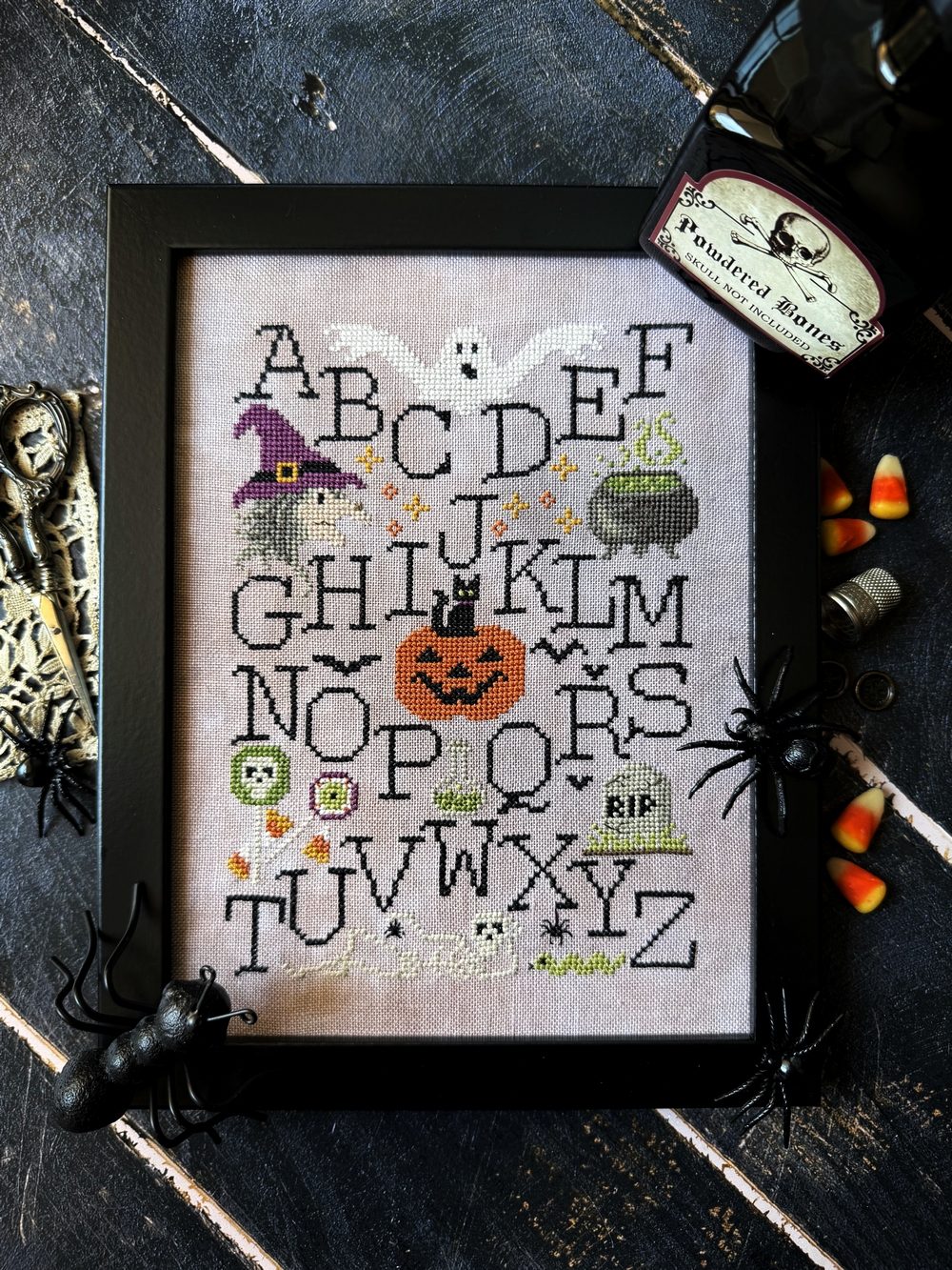 HALLOWEEN ALPHABET SAMPLER” - De Handwerk Boetiek